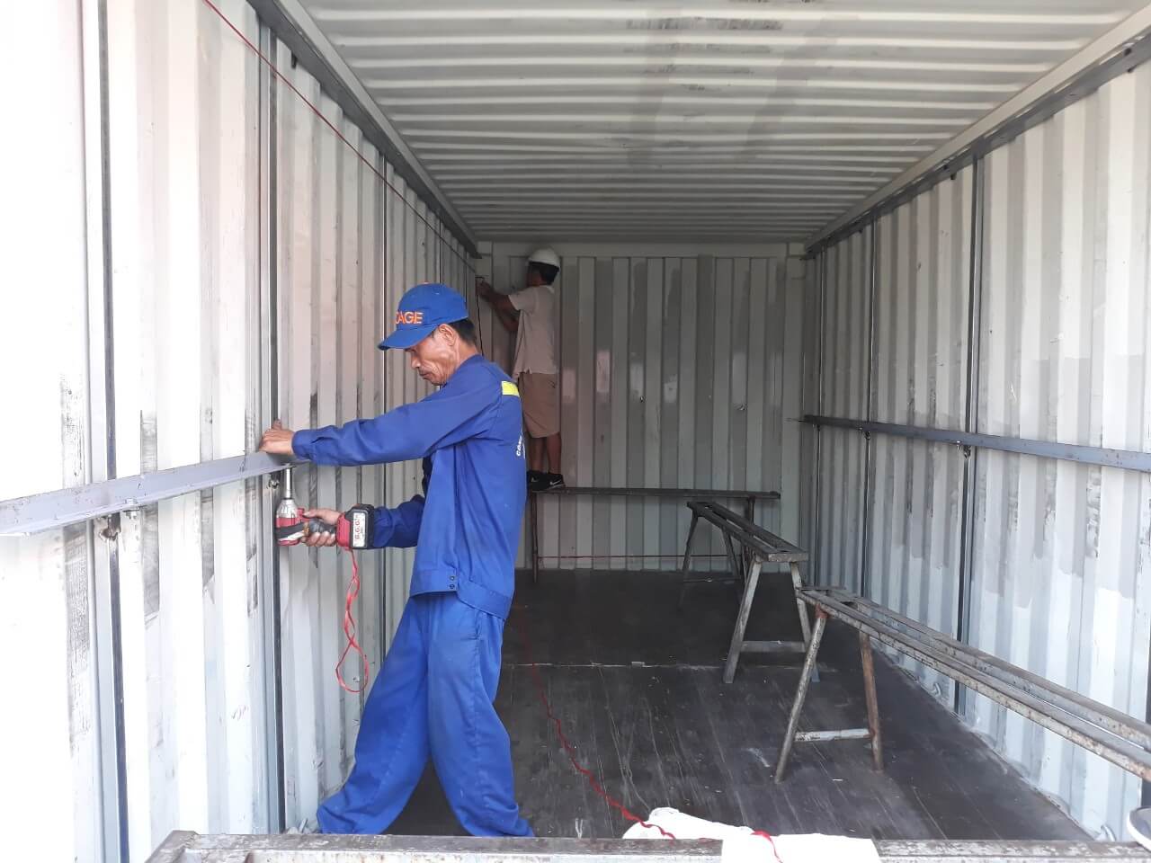 Dịch vụ lắp đặt container treo hàng may mặc – GOH | Luxury Container
